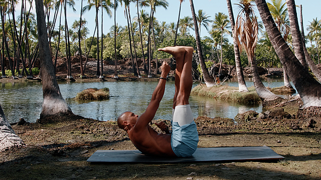Alo in the Wild: Hawaii - 5-Minute Abs Crunch | Alo Moves
